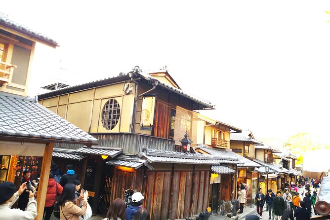 Kyoto Late Bird Walking Tour - Taking in the Gion District