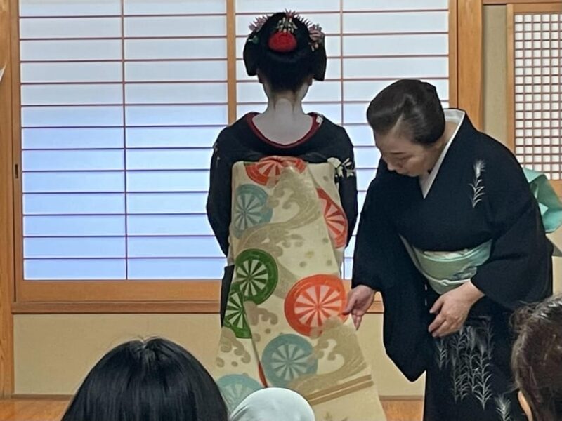 Kyoto: Meet the Geisha Maiko With Gion Walking Tour - Cultural Experience