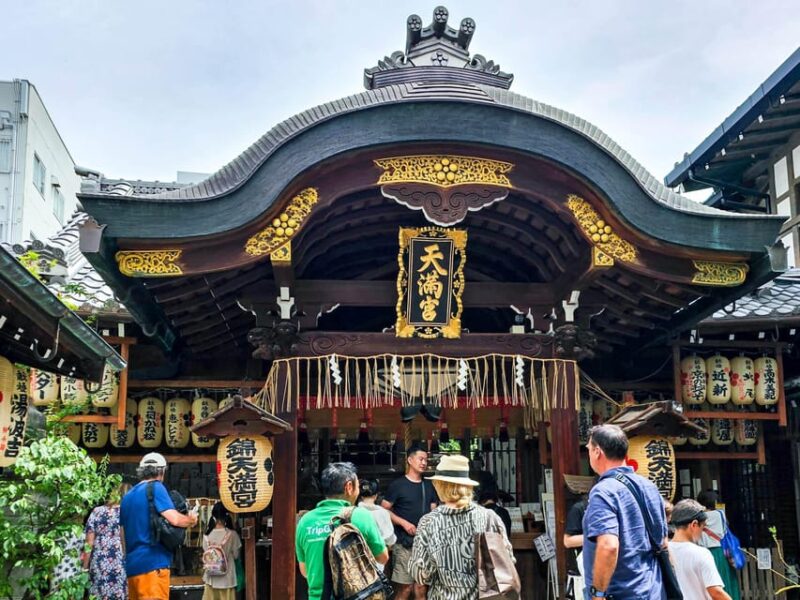 Kyoto: Nishiki Market and Depachika Food Tour With a Local - Experiencing the Nishiki-Tenmangu Shrine: A Spiritual Interlude