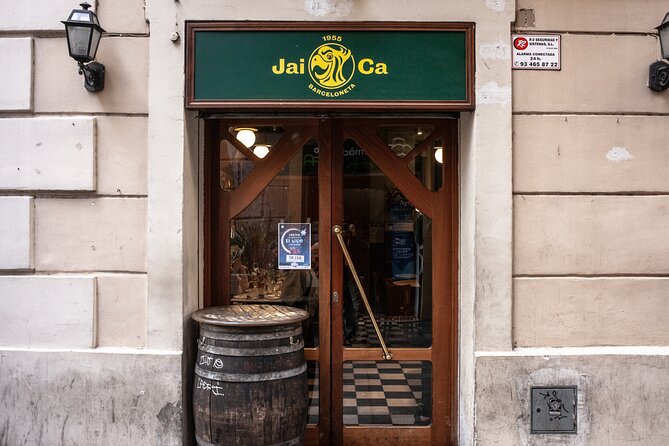 La Barceloneta Tapas & Wine & Drinks Tour in Barcelona - Guided Commentary and Experience