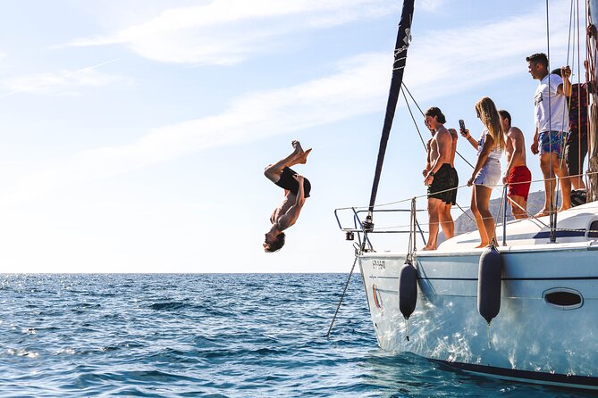 La Herradura: Sailboat with a view of Dolphins-Private - Key Points