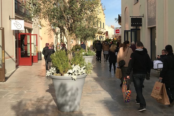 La Roca Village: private Round-Trip Transfer - Key Points