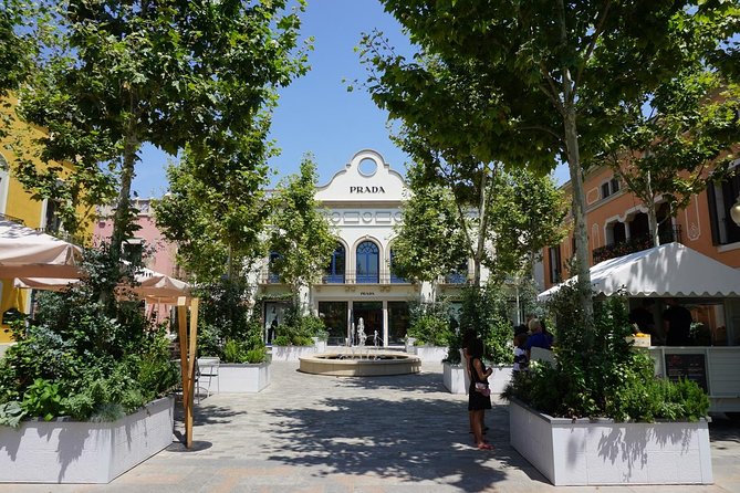 La Roca Village: private Round-Trip Transfer - Detailed Breakdown of the Journey