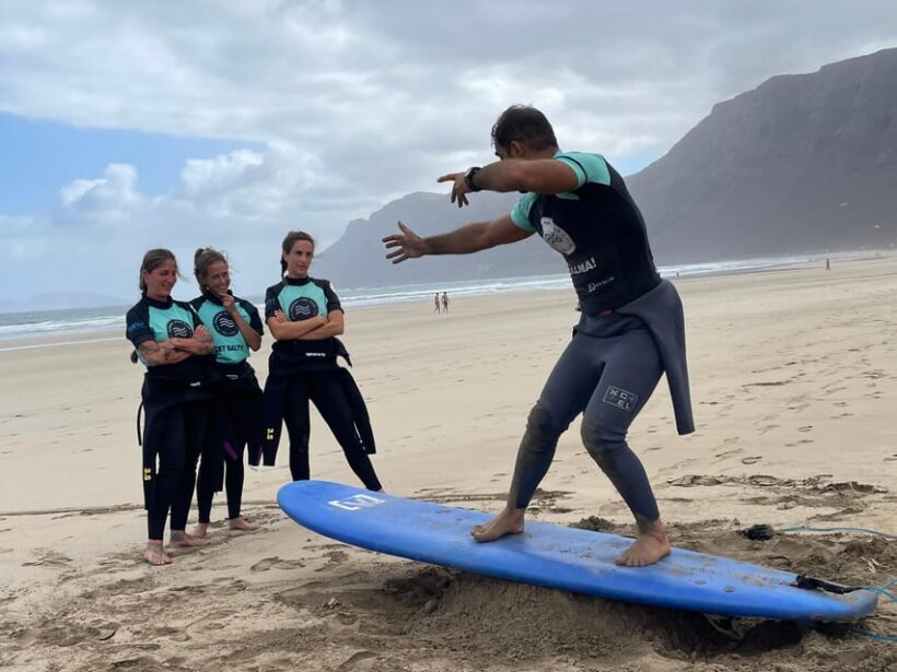 Lanzarote: dynamic surf lessons with friends or private lessons in Famara - An In-Depth Look at the Famara Surf Club Experience