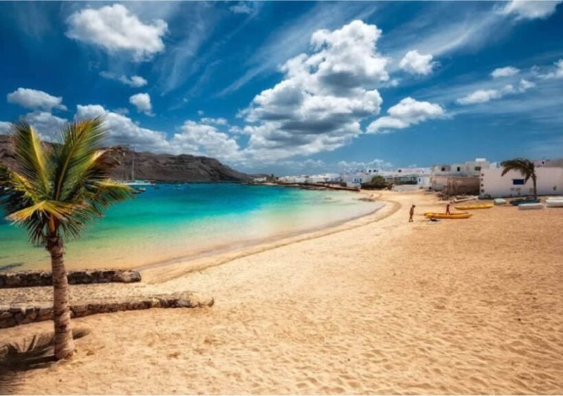 Lanzarote: Teguise Handicraft Market and La Graciosa Island - Lunch and Leisure in La Graciosa