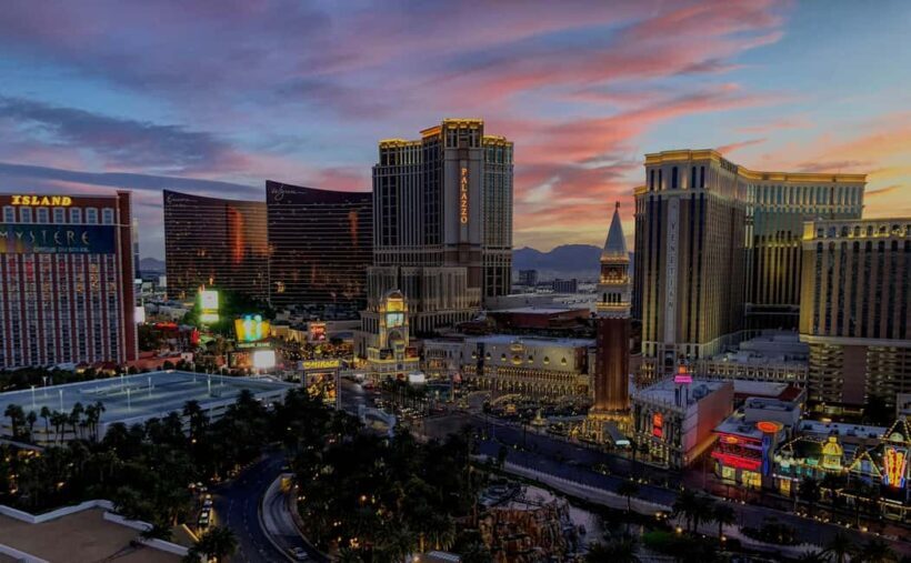 Las Vegas: Downtown Walking Tour with Local Guide - Key Points