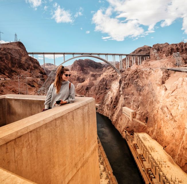 Las Vegas: Hoover Dam and Seven Magic Mountains Tour - Transportation and Group Size