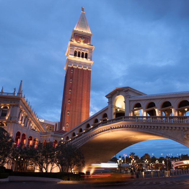 Las Vegas: Las Vegas Strip Night Tour with Spanish Guide - Transportation and Group Size