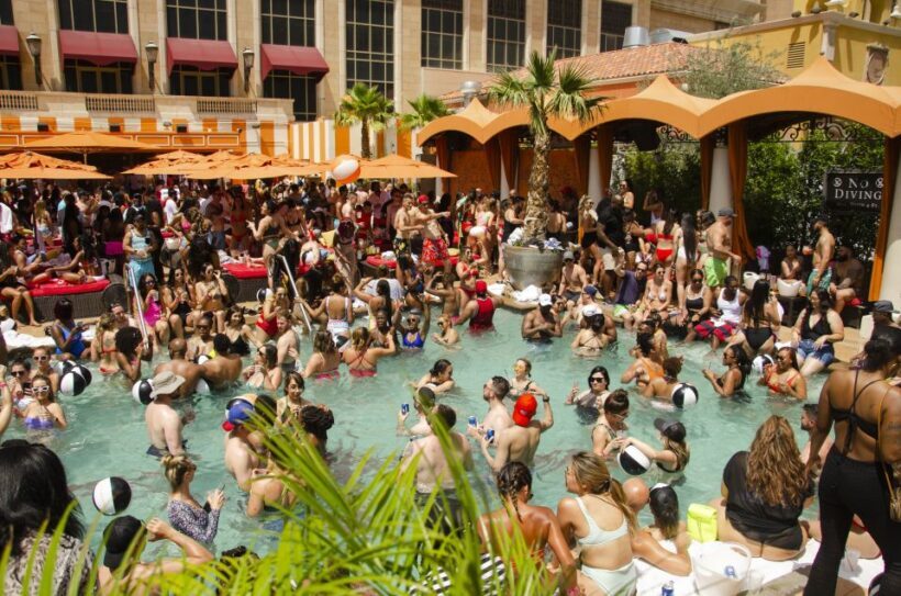 Las Vegas: Party Bus Day Club Tour with Drinks & Club Entry - Las Vegas: Party Bus Day Club Tour with Drinks & Club Entry