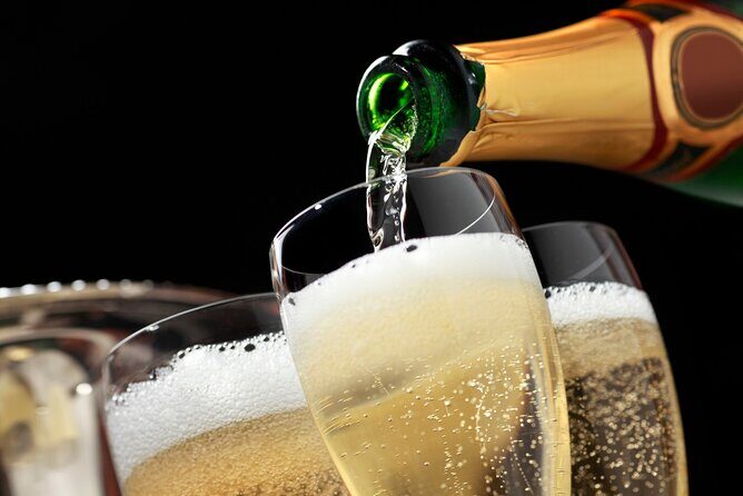 Las Vegas Strip at night like a Star with champagne by luxury limo - 3 or 5 hrs - Who Should Consider This Tour?