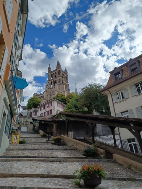 Lausanne: Private Chocolate and History Tour - Key Points