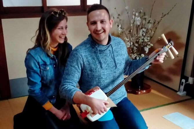 Learn Japanese guitar "Shamisen" - Key Points