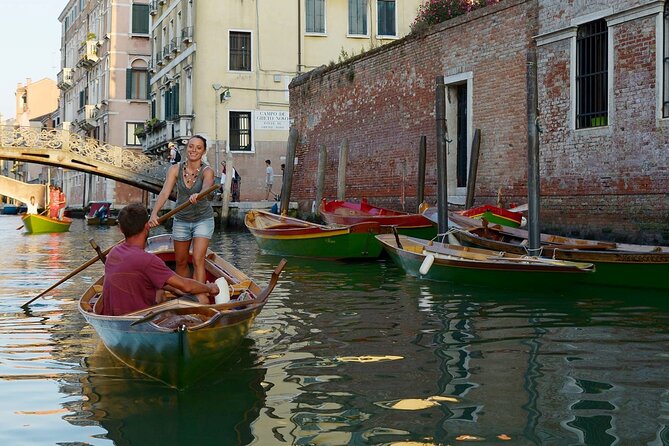 Learn to Row in the Canals of Venice - Authenticity and Recommendation for Visitors