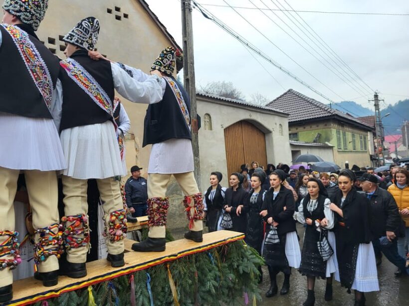 Learning toghether Transylvanian dances in Sibiu - Key Points