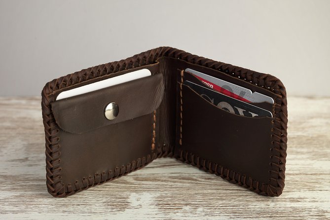 Leathercraft Workshop in the Rastro of Madrid. - Personalized Leather Creations