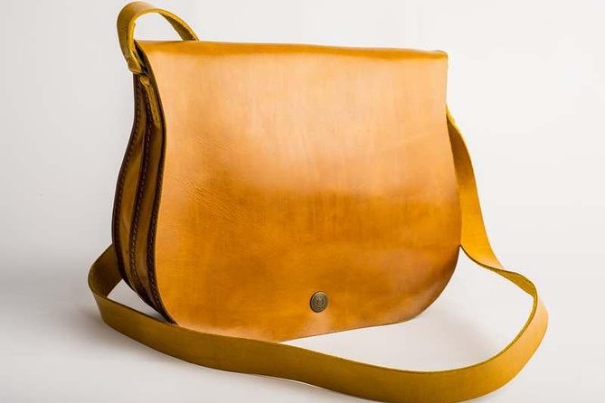 Leathercraft Workshop in the Rastro of Madrid. - Skilled Instructors and Supportive Environment