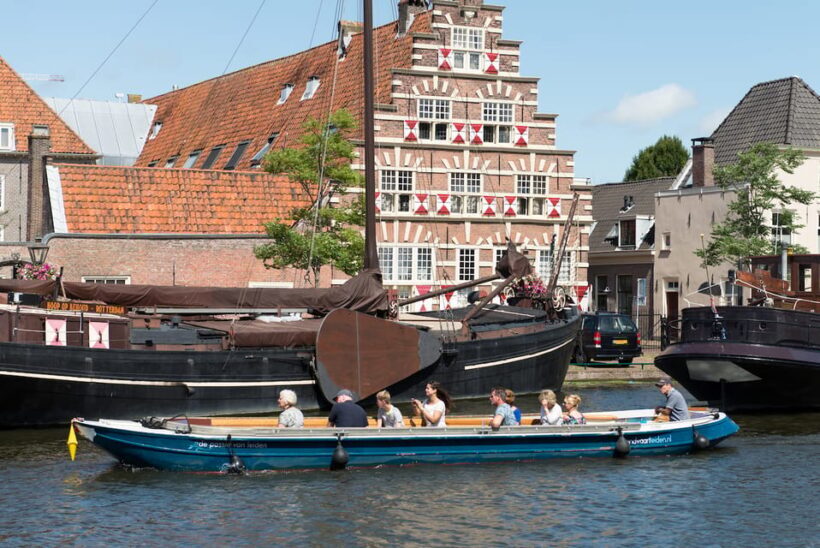 Leiden: Guided City Canal Cruise - An In-Depth Look at the Leiden Canal Cruise Experience
