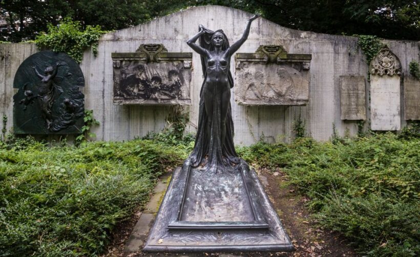 Leipzig Old Cemetery: 75-Minute Dark History Tour - Key Points