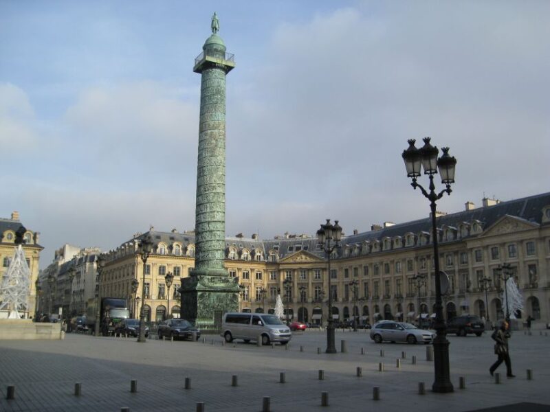 Lifestyle Tour Around the Louvre - Key Points