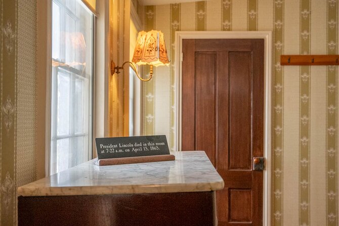 Lincoln Assassination Tour With Fords Theatre and Petersen House - Visiting the Petersen House