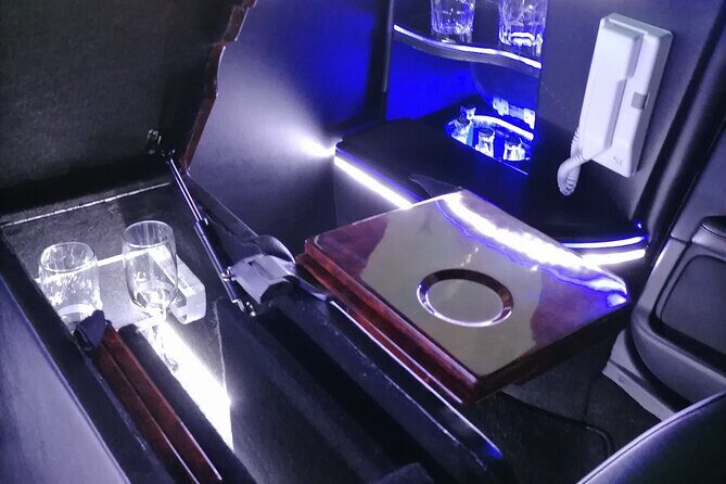 Lincoln Strecth Limousine with Wi Fi on board - The Vehicle: Lincoln Stretch Limousine