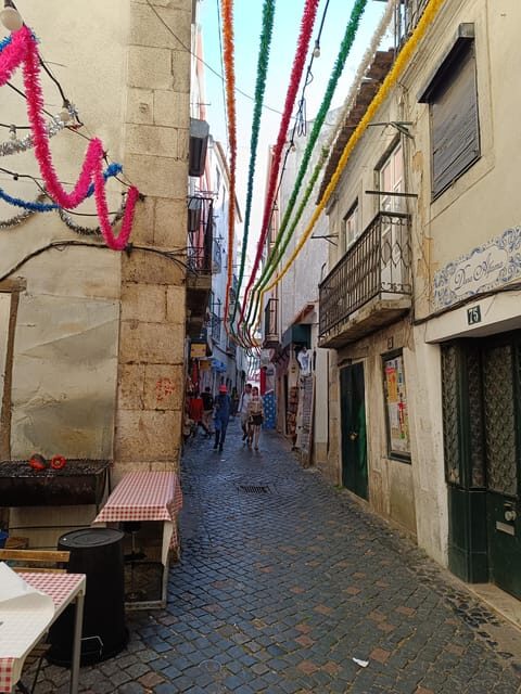 Lisbon: 2.5 hours Tuk Tuk tour in Old town and Centre - Key Points