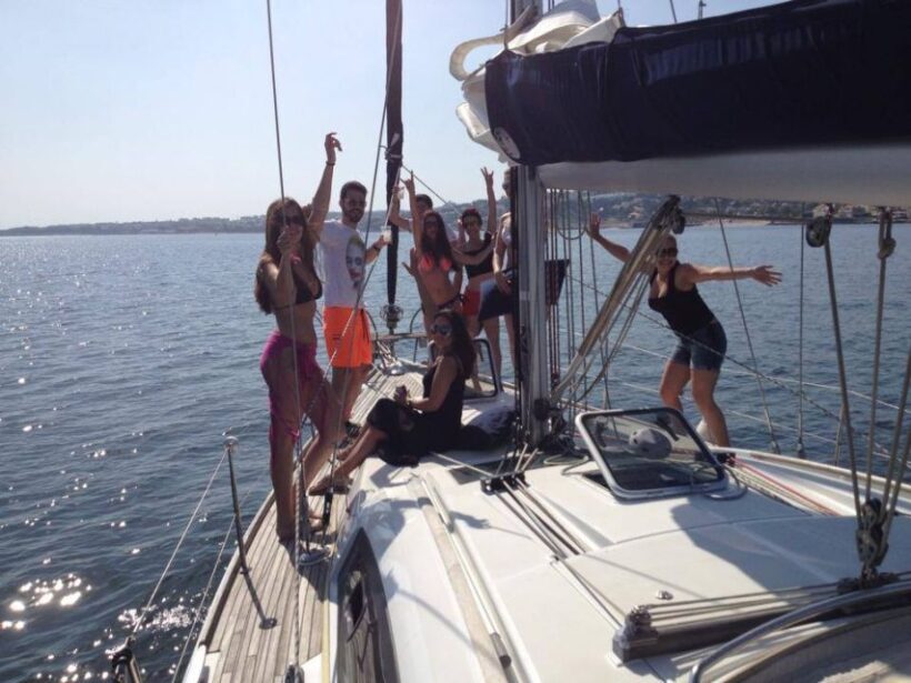 Lisbon 2H Private Tour by SAILBOAT / SAIL or POWER CATAMARAN - Analyzing the Value