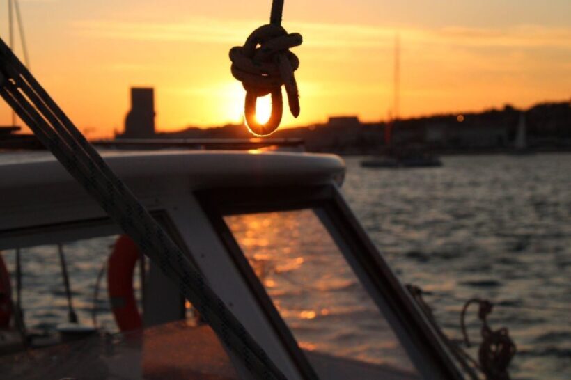 Lisbon: 2H Sunset Boat Cruise Tour with Drinks - Starting Point and First Impressions