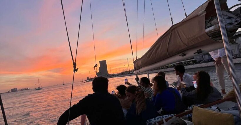 Lisbon: 2H Sunset Boat Cruise Tour with Drinks - Food and Drink: Tasting Portugal Aboard