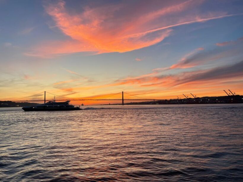Lisbon: 2H Sunset Boat Cruise Tour with Drinks - Sunset and Atmosphere