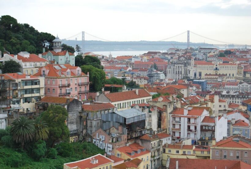 Lisbon: Alfama and São Jorge Castle Quarters Walking Tour - Authentic, Engaging Guides Make All the Difference