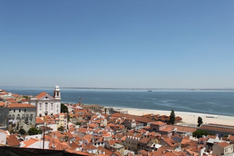 Lisbon: Alfama and São Jorge Castle Quarters Walking Tour - The Authentic Atmosphere and Hidden Gems