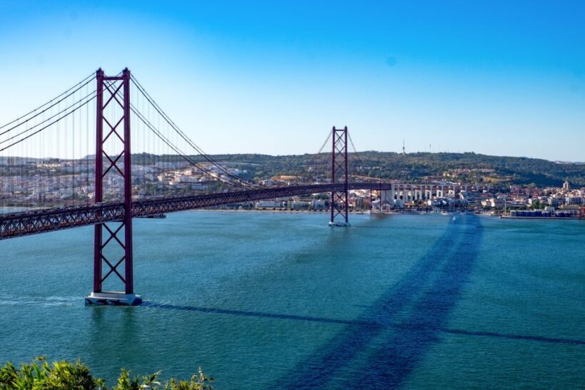 Lisbon: Arrábida Natural Park and Sesimbra Day Trip - Exploring the Hidden Corners: Cave and Harbor