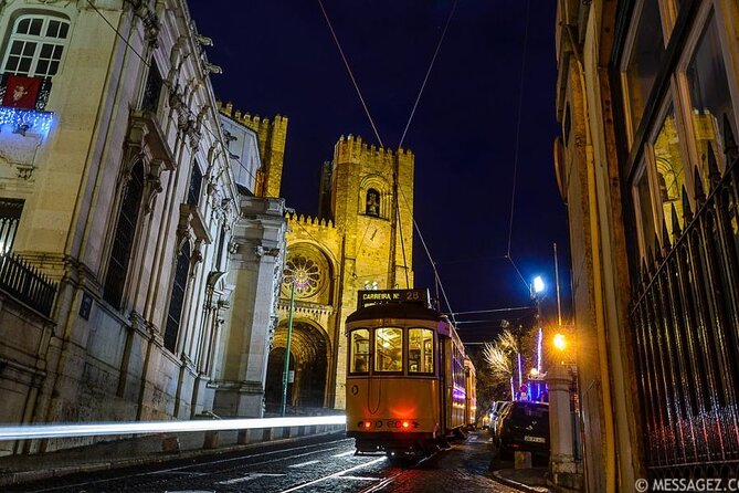 Lisbon: Authentic Fado Show, Dinner and Night Tour - Experiencing the Fado Performance