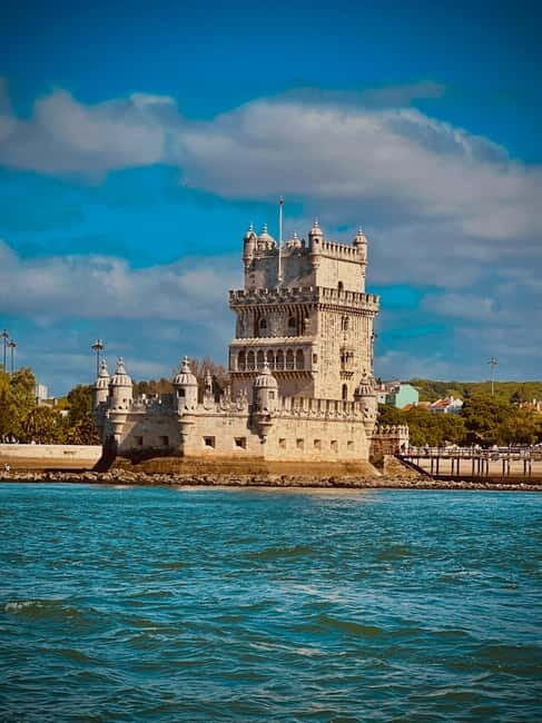 Lisbon: Boat Tour 2:30H w/ Welcome Drink and Snacks - Key Points