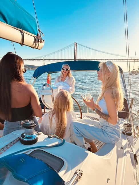 Lisbon: Boat Tour 2:30H w/ Welcome Drink and Snacks - The Authentic Touch: Guides and Atmosphere