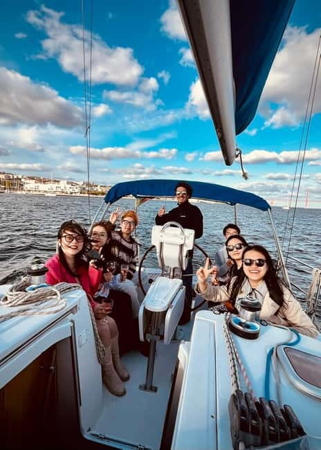 Lisbon: Boat Tour 2:30H w/ Welcome Drink and Snacks - What We Like and What to Consider