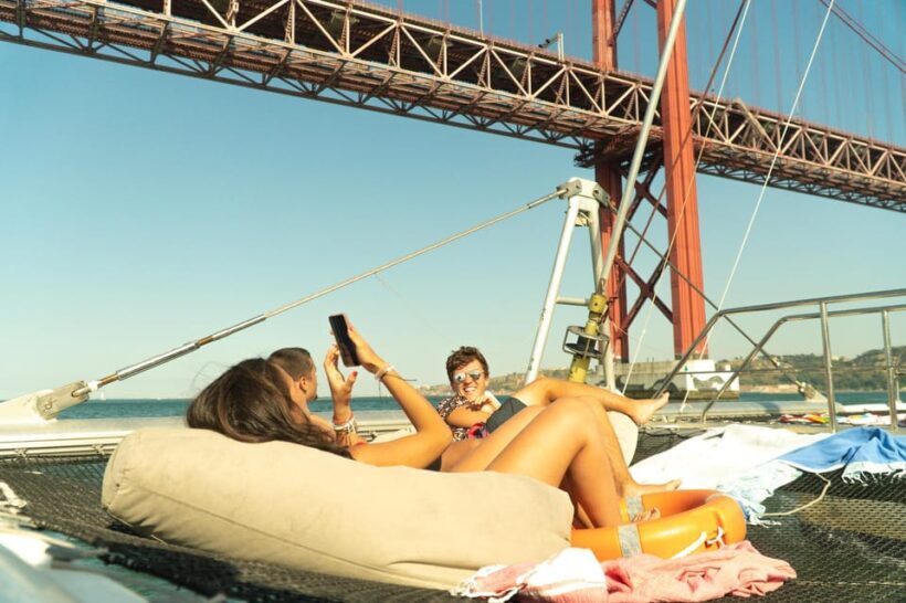 Lisbon: Catamaran Boat Party with Music, Open Bar & Dives - Key Points