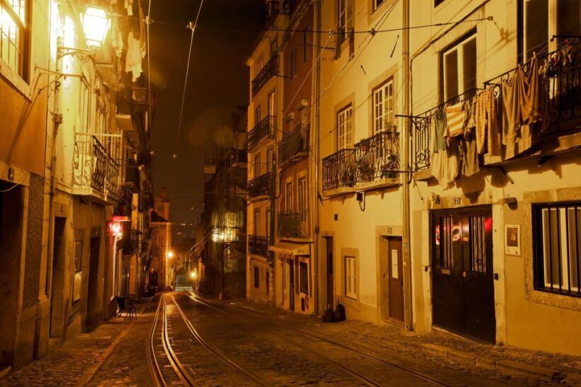Lisbon: Fado Show with Dinner and City Tour - Key Points