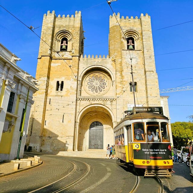 Lisbon: Oldtown and alfama 90 min by tuktuk - Key Points