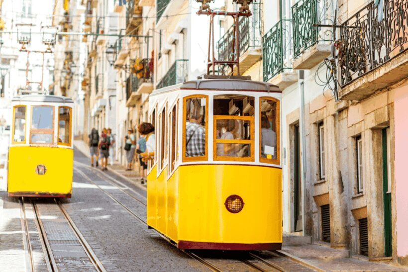 Lisbon on foot: From the hills to the river - Dutch guide - A visit to Café A Brasileira and Fernando Pessoa’s statue
