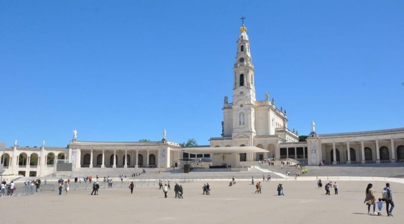 Lisbon: Porto Private transfer visiting Nazare and Obidos - FAQ