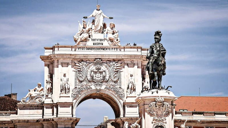 Lisbon: Private Tuktuk Tour with History & Music - Key Points