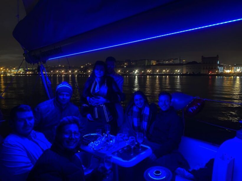 Lisbon: Sailboat Tour w/ Local Guide and Open Bar Green Wine - FAQ