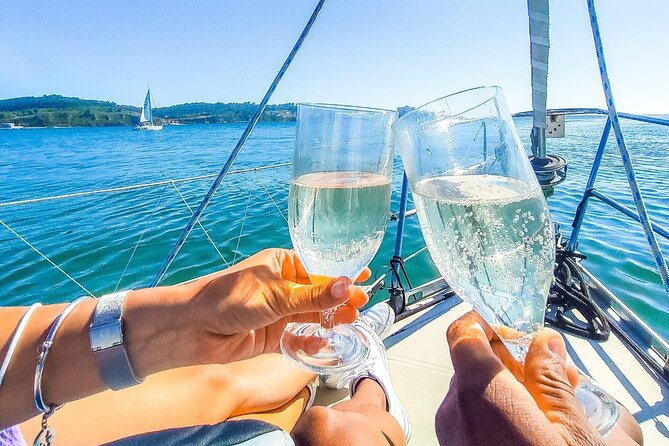 Lisbon: "Sunset" and "Day Tours" by boat, with drinks and Music. - FAQ