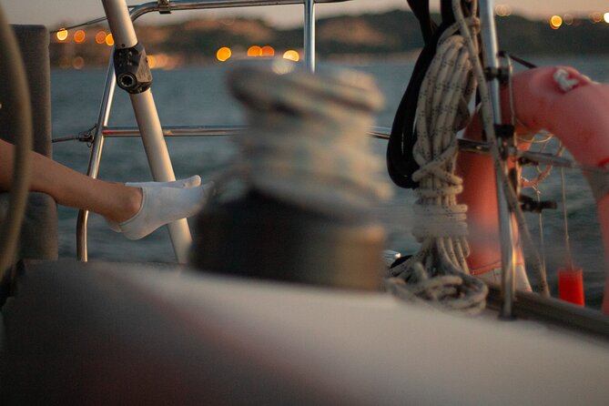 Lisbon: Sunset Boat Tour With Drinks Included - Key Points