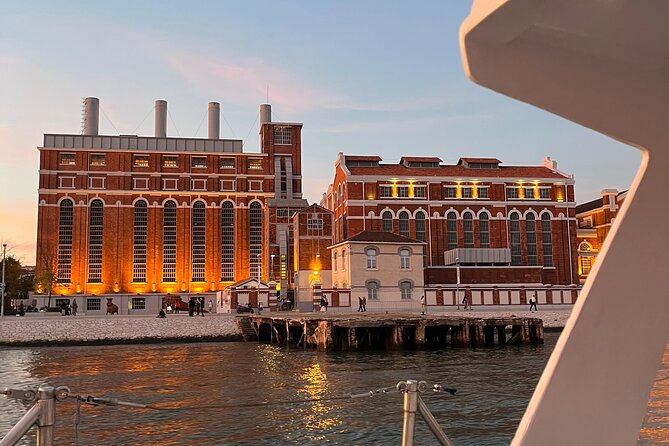 Lisbon: Sunset Boat Tour With Drinks Included - Ideal for Romantic Evenings and Special Occasions