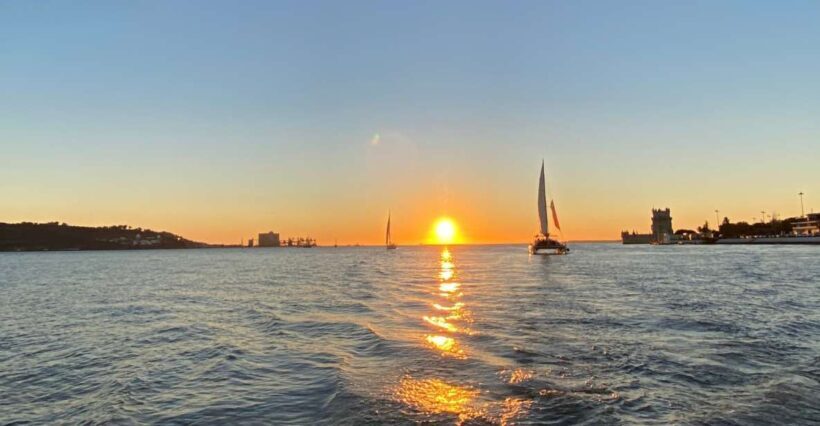 Lisbon: Sunset Boat Tour with Wine - Key Points