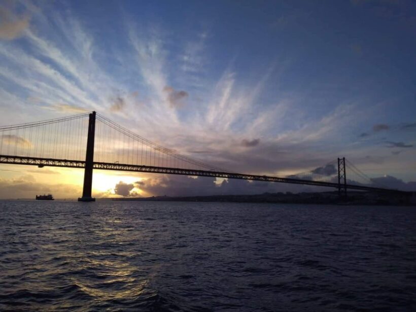 Lisbon: Sunset Catamaran Cruise, Music and Open Bar - FAQ