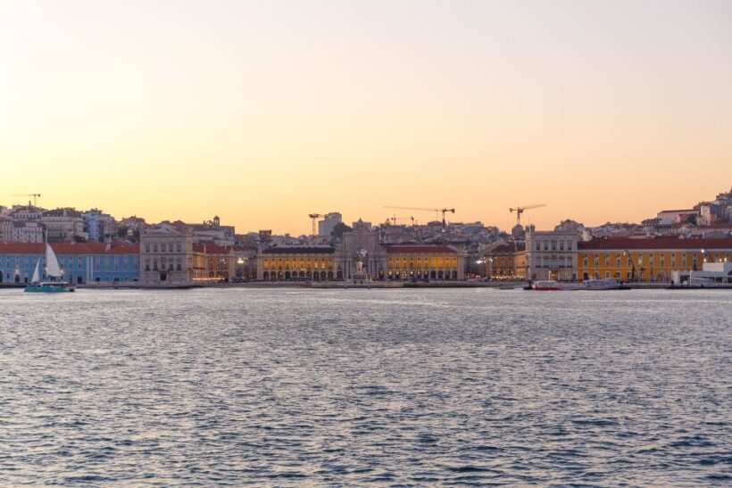 Lisbon: Tagus River Sunset Tour with Snacks and Drink - Key Points